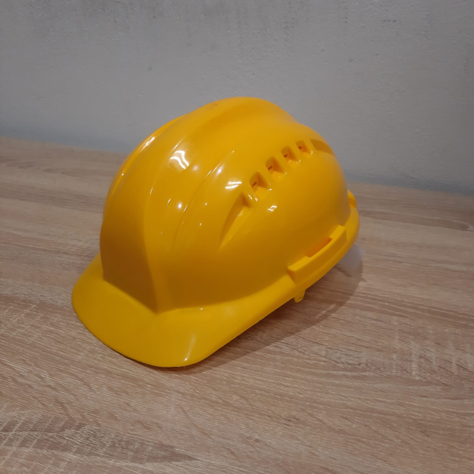 Safety Helmet with Self Adjustable Ratchet Suspension - Anaf